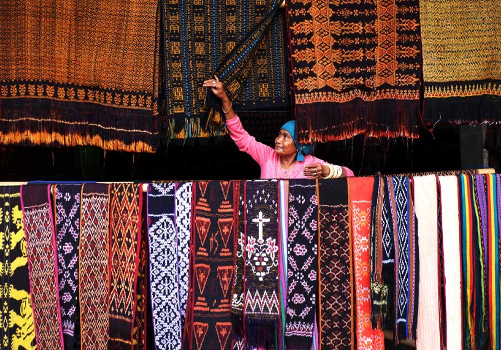 Jadi Daya Tarik, Tenun Sulawesi Tenggara Dipromosikan ke Australia – Haluan Sultra